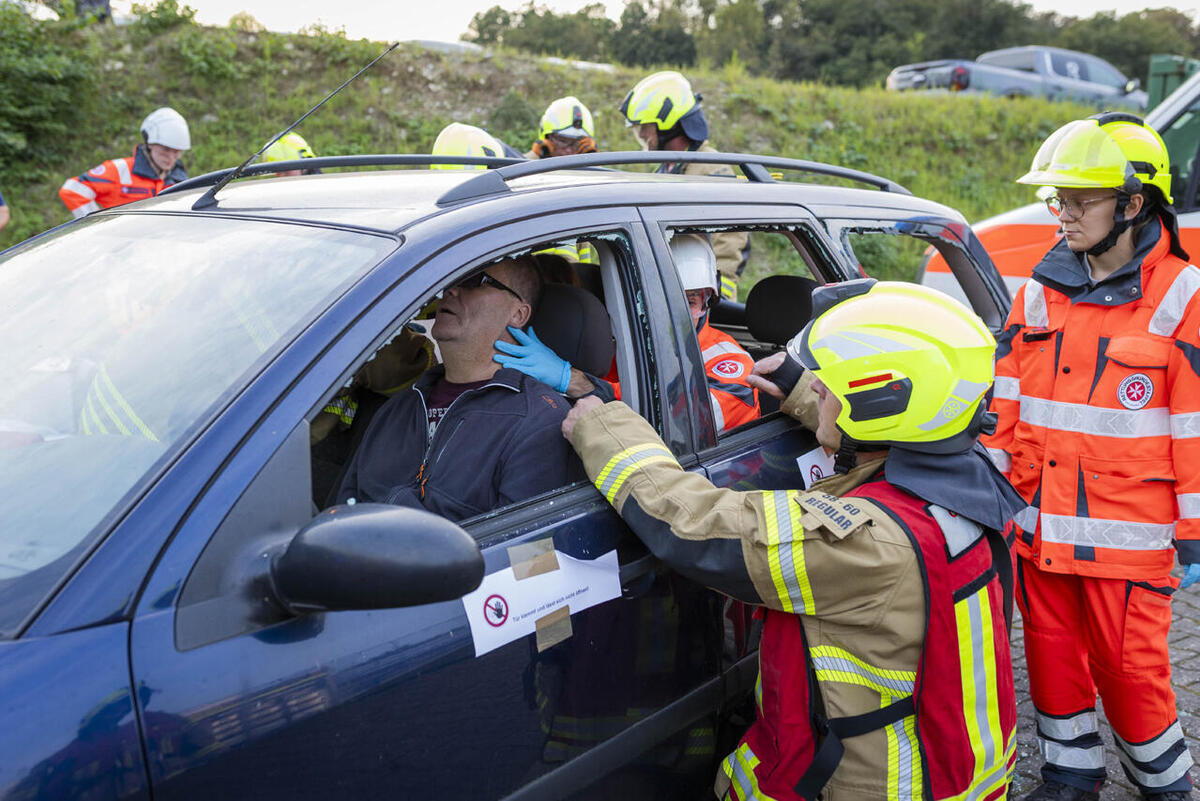 Verkehrsunfall mit mehreren eingeklemmten Personen
