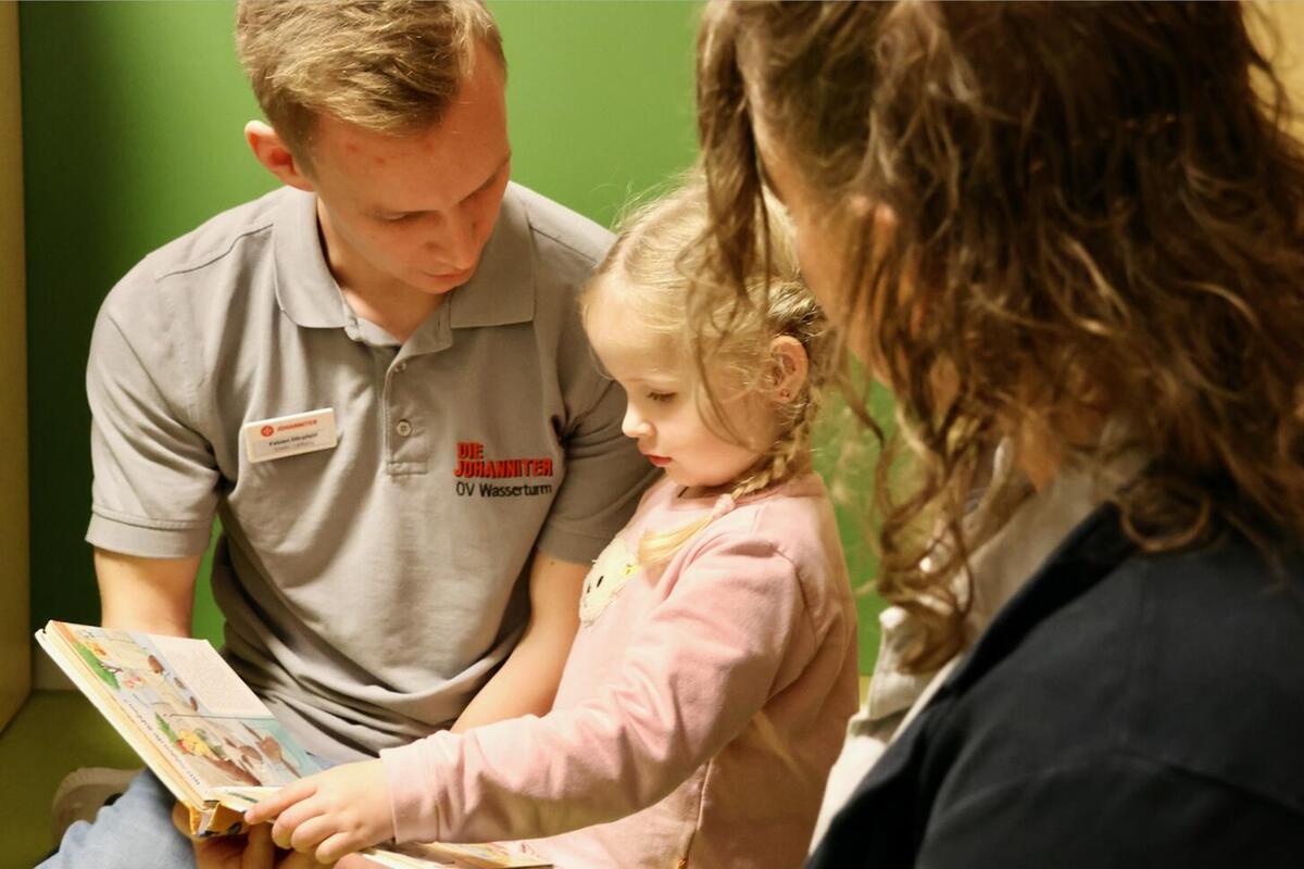 Matthias Miersch wirbt in Johanniter-Kita für das Vorlesen